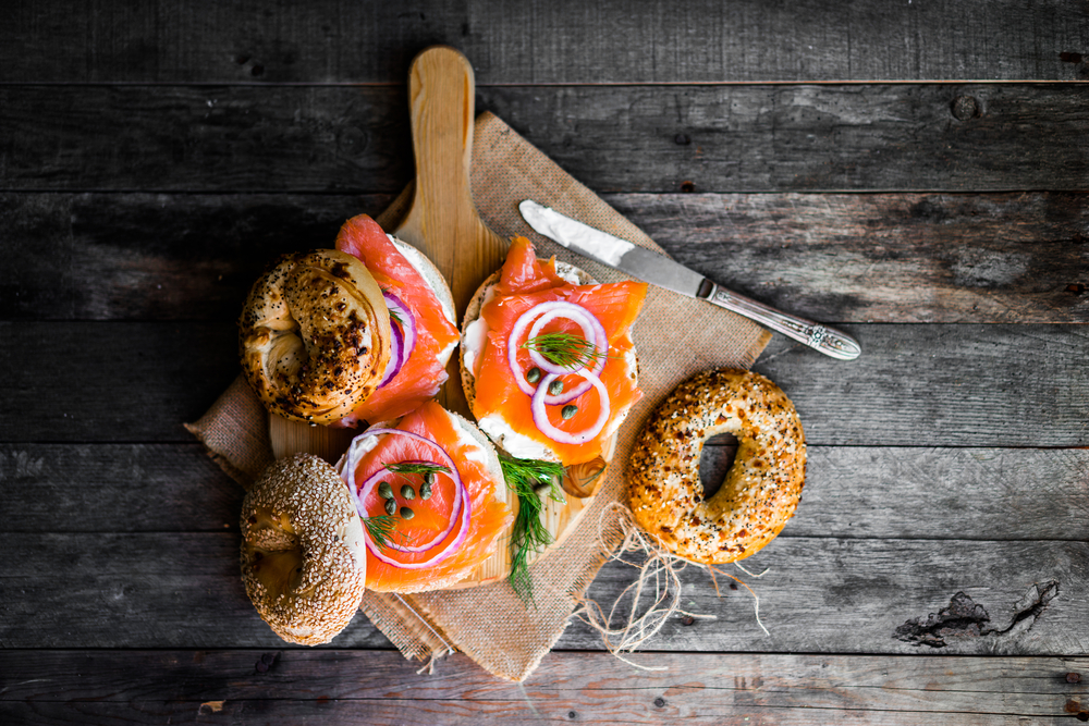 Lekker lunch idee: Bagels met roomkaas en gerookte zalm - Kookpraatjes