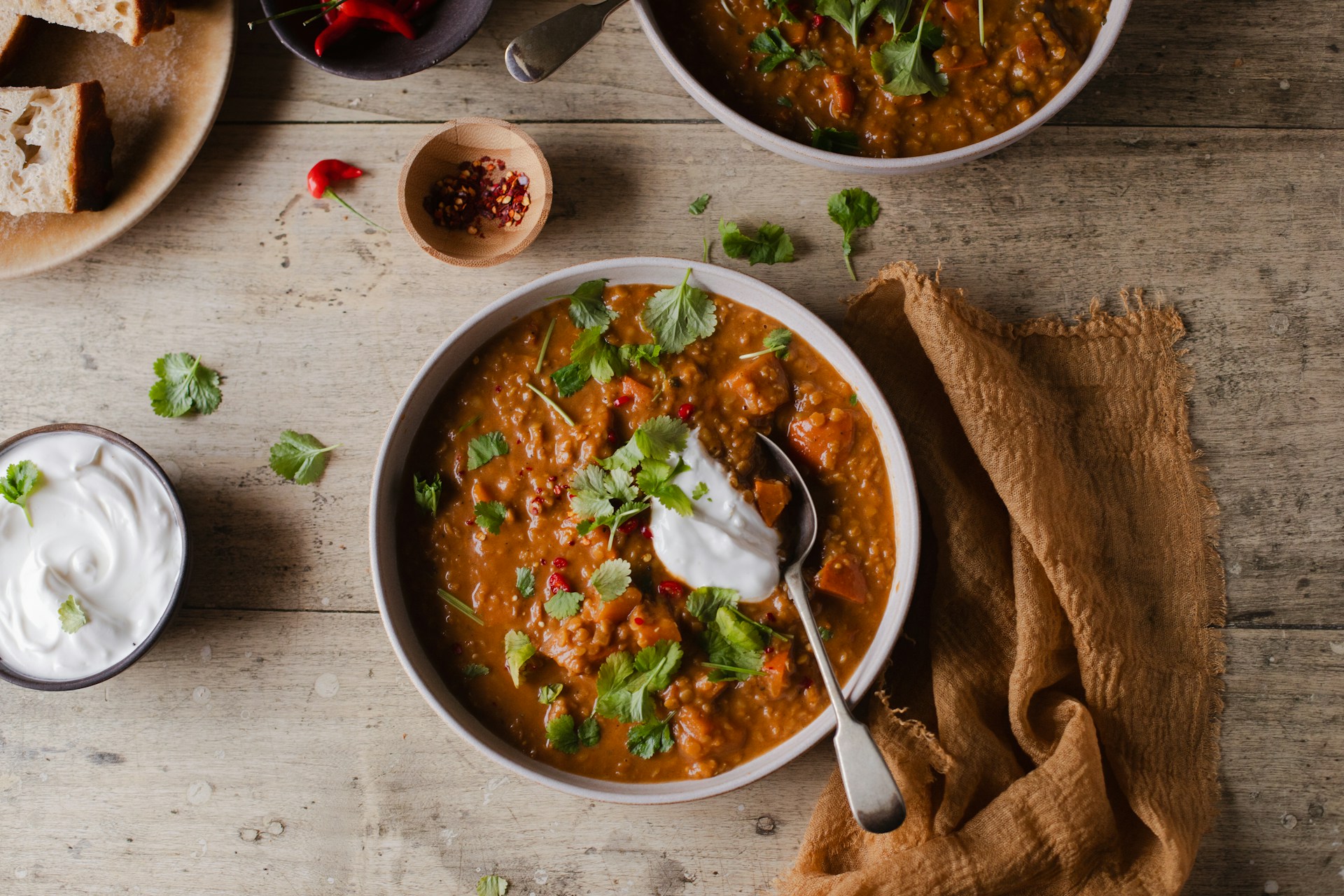 Recept: Rode linzencurry met pompoen en labneh - Kookpraatjes