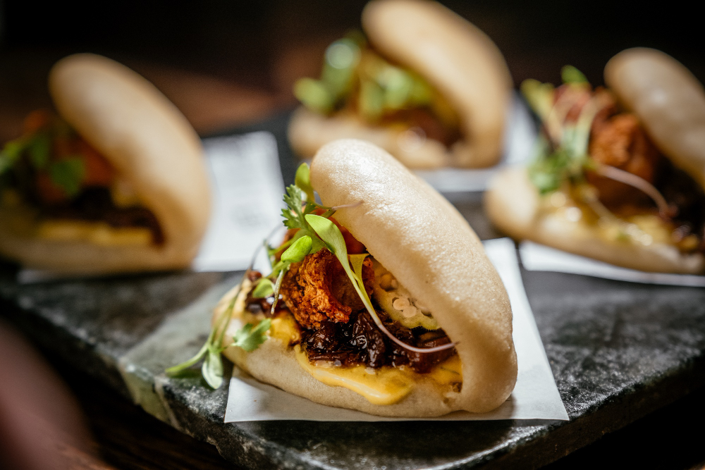 Recept: Bao buns met krokante kip, hoisinsaus en frisse toppings ...
